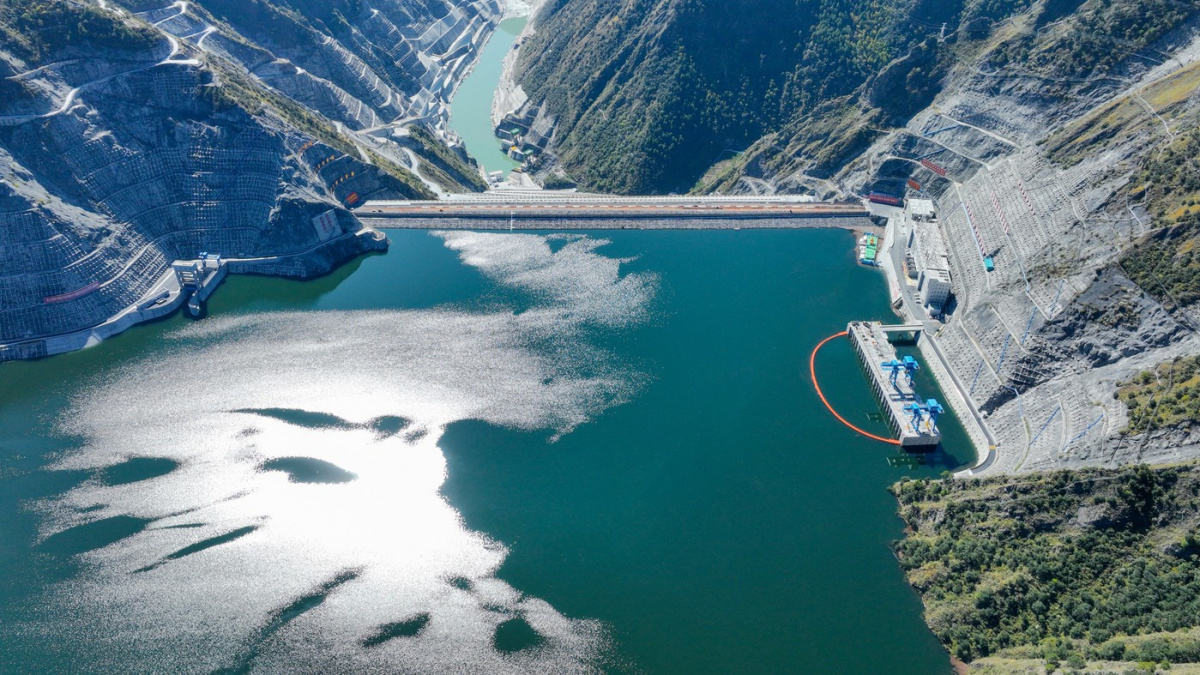 Monstrum velké jako Eiffelovka. Čína spouští jednu z největších elektráren planety